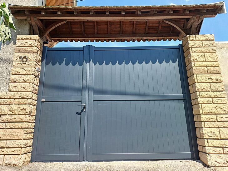Comment choisir la bonne porte cochère en aluminium pour sa maison ...